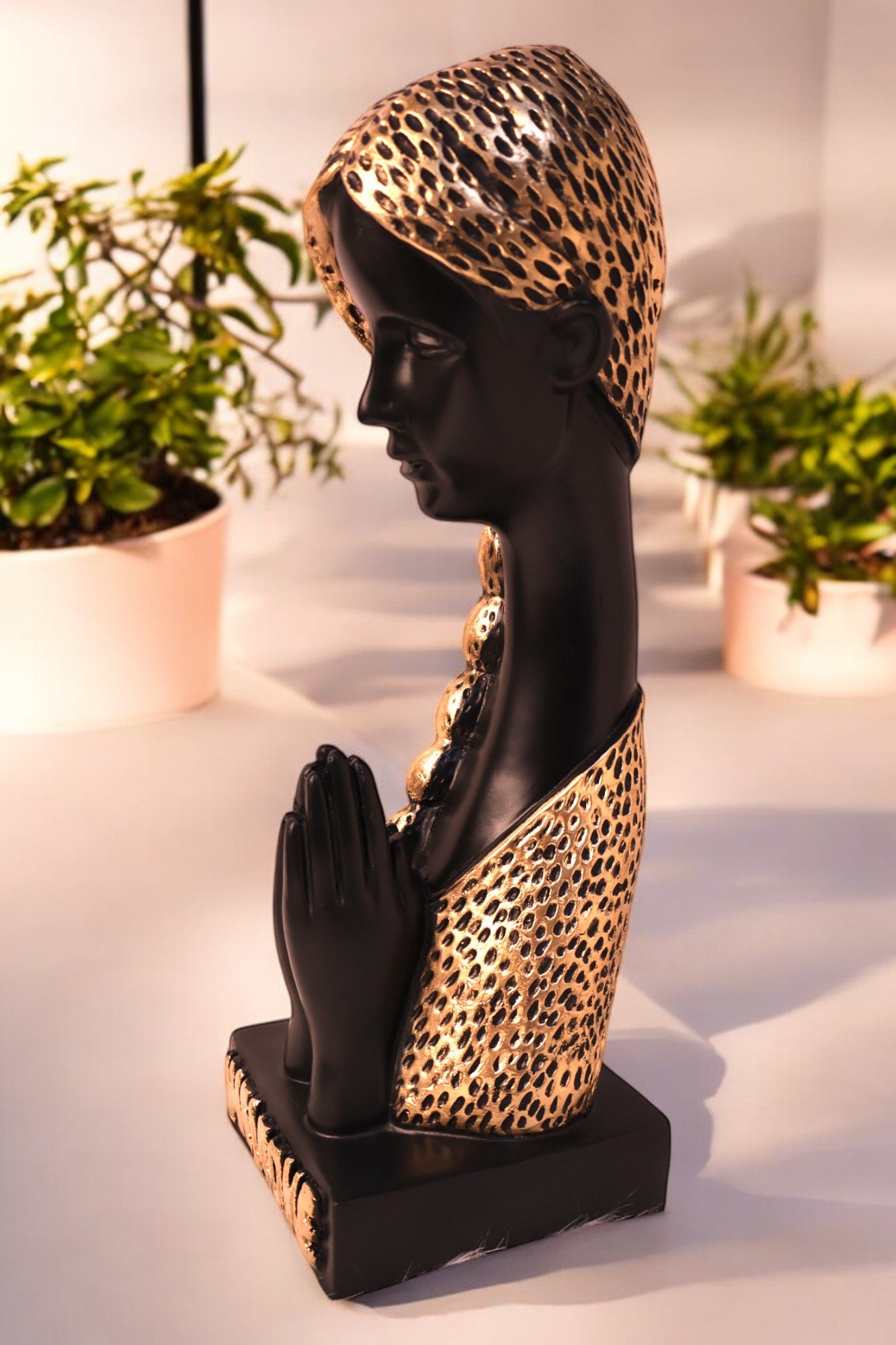 Welcome Lady Statue - UPR World